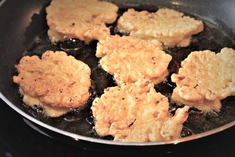 Cauliflower Fritters (Crispeddi cu brocculu) - Mangia Bedda